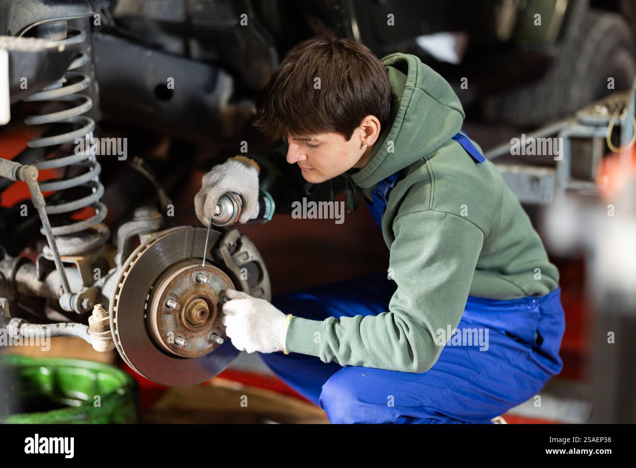 guy mechanic fixes a wheel disc Stock Photo - Alamy
