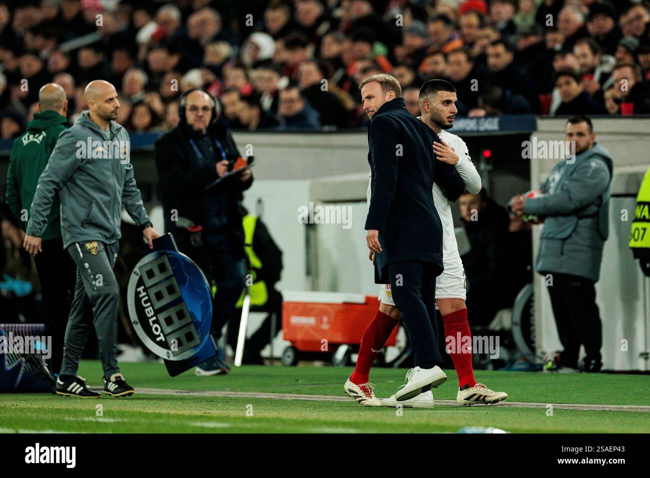 Stuttgart, Deutschland. 29th Jan, 2025. Sebastian Hoene? (Cheftrainer ...