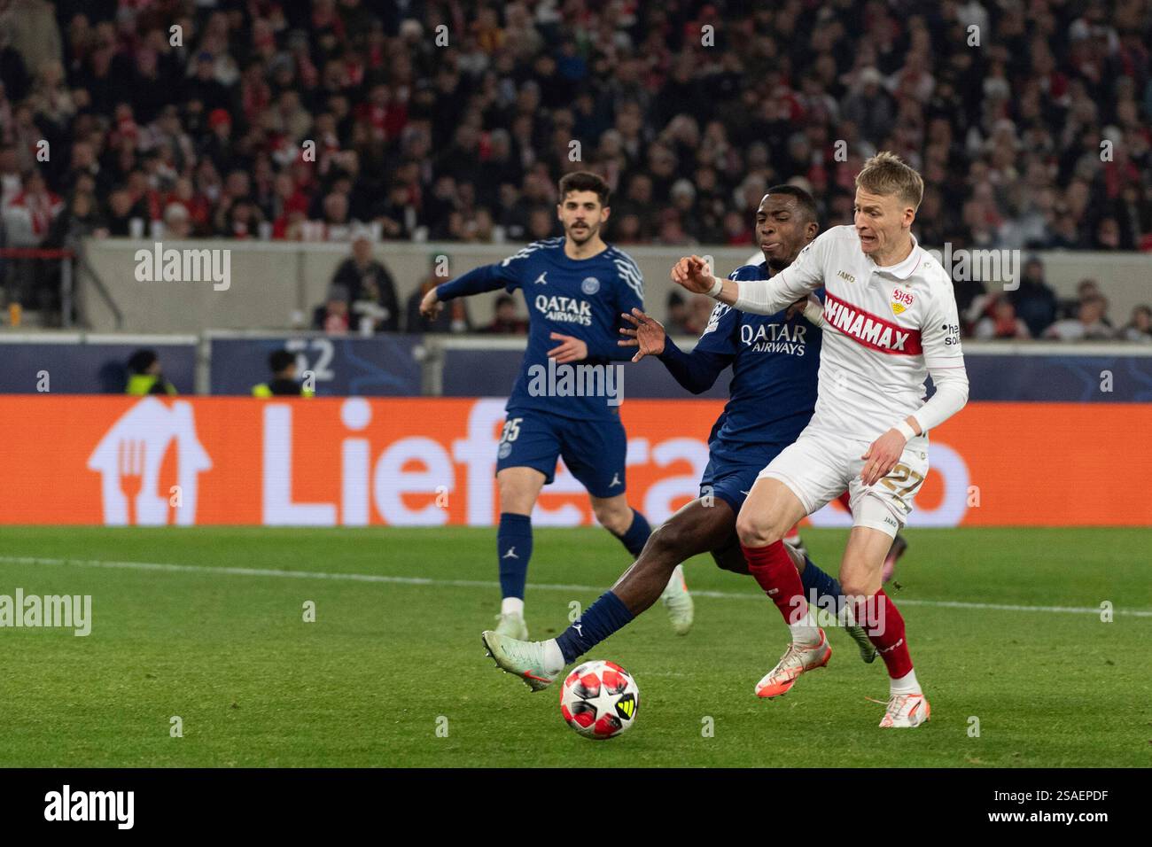 Tor zum 1:4 durch Chris Fuehrich (VfB Stuttgart #27), li. Willian Pacho (Paris Saint-Germain ...