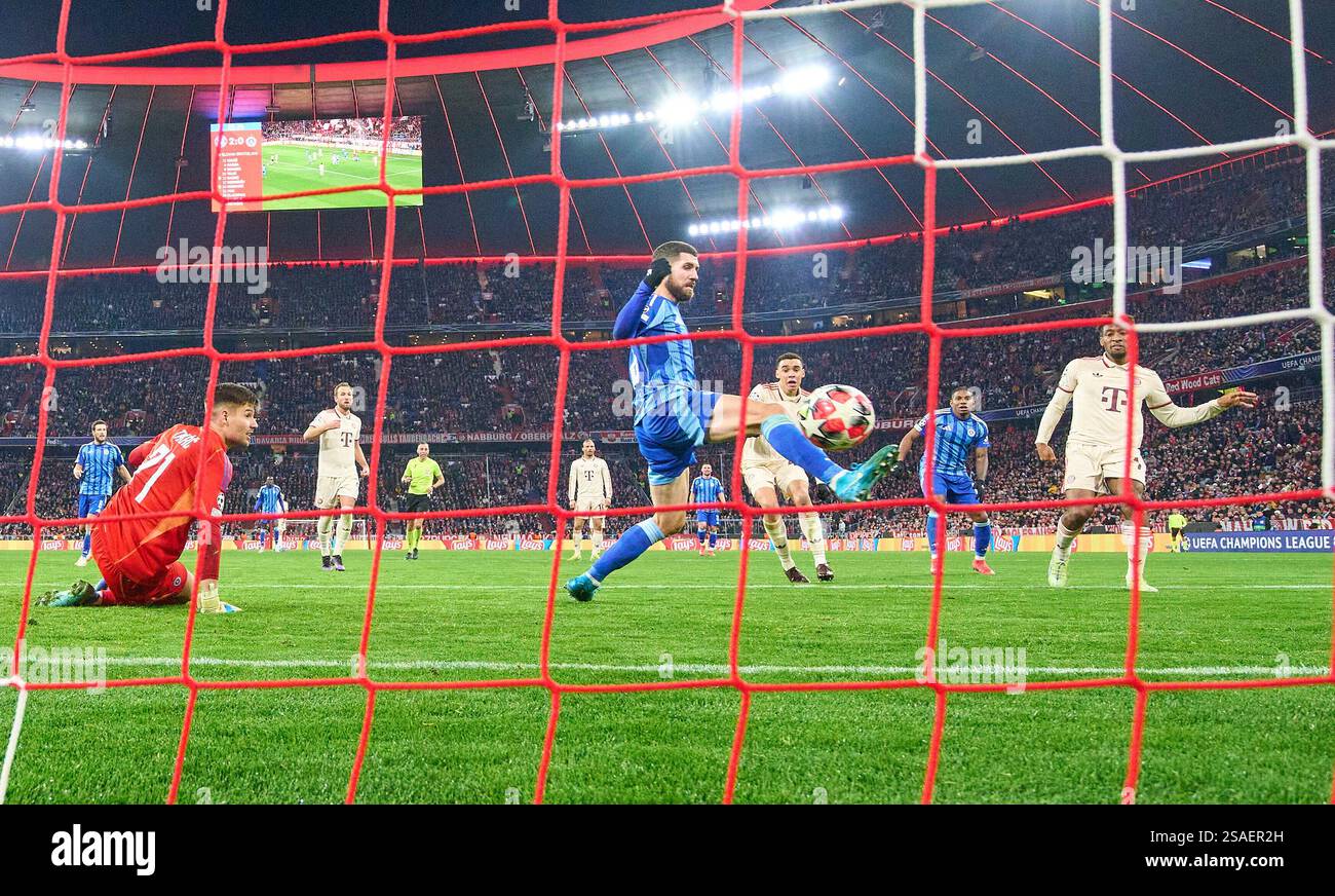 Munich, Germany. 29th Jan, 2025. Kingsley Coman, FCB 11 scores, shoots ...