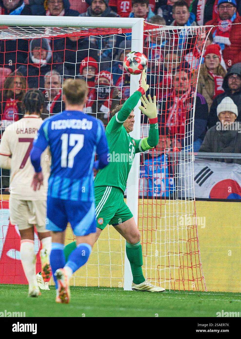 Munich, Germany. 29th Jan, 2025. Manuel NEUER, goalkeeper FCB 1 gets 3 ...