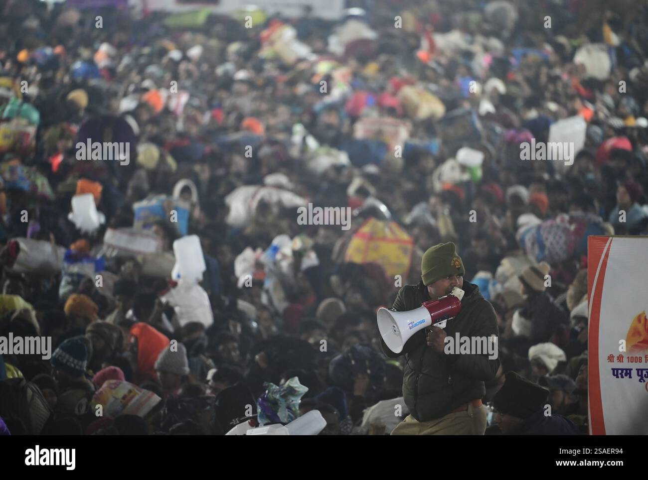 Mahakumbh 2025 crowds hi-res stock photography and images - Alamy