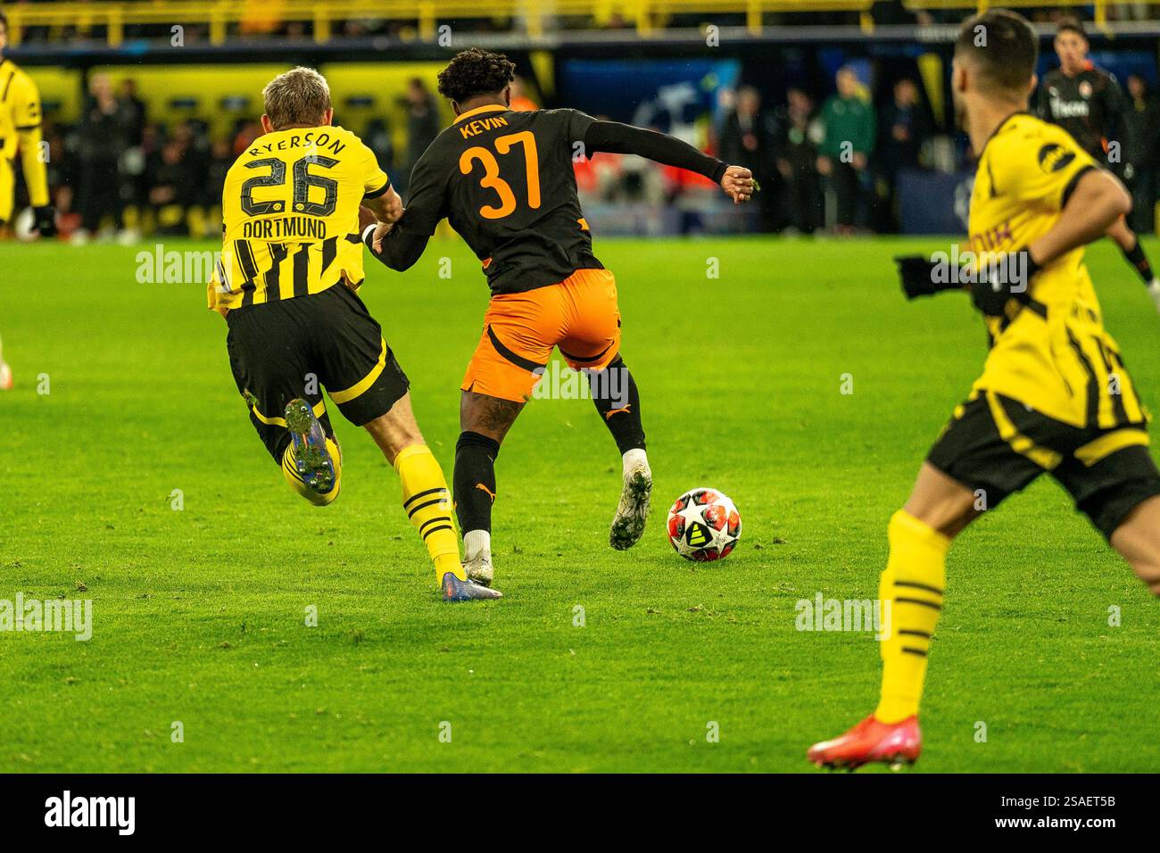 Julian Ryerson (Borussia Dortmund 09, #26) und Kevin (Schachtar Donezk ...