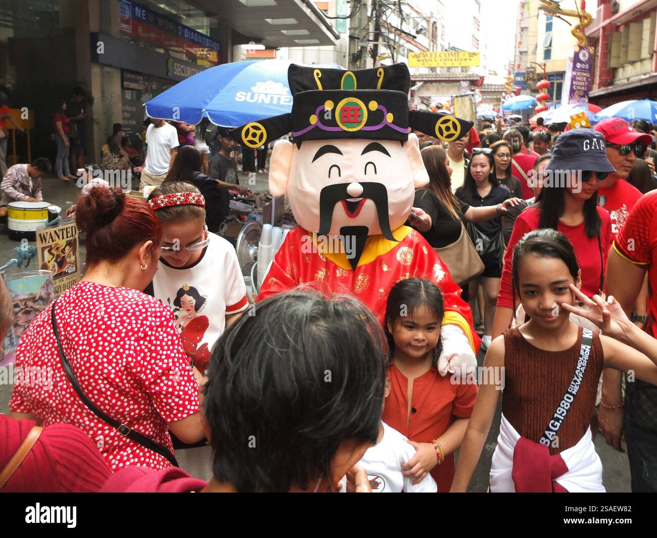 Manila, Philippines. 29th Jan, 2025. A Chinese performer wearing a ...