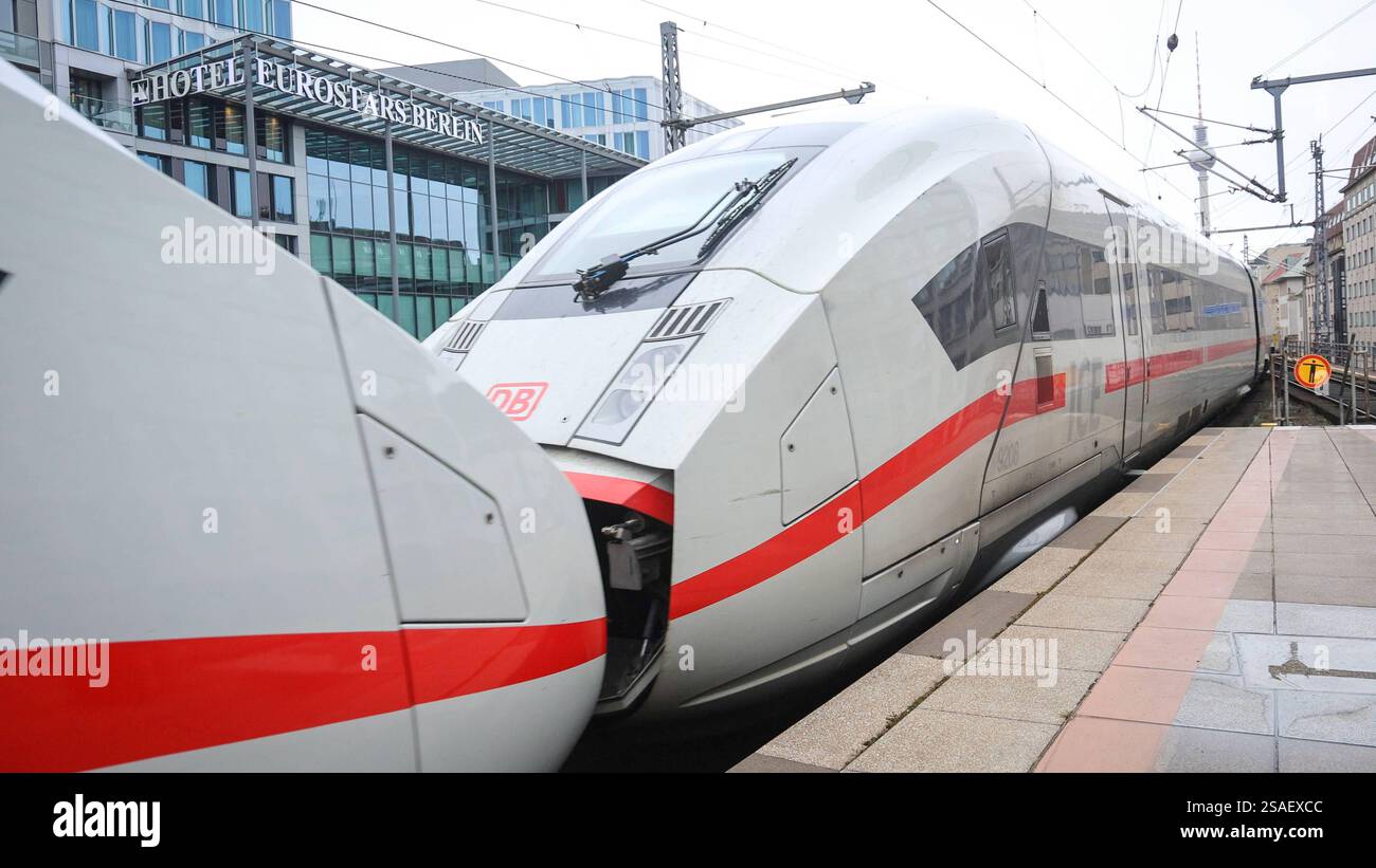 Eisenbahnverkehr am Bahnhof Berlin-Friedrichstraße. Intercity Express ...