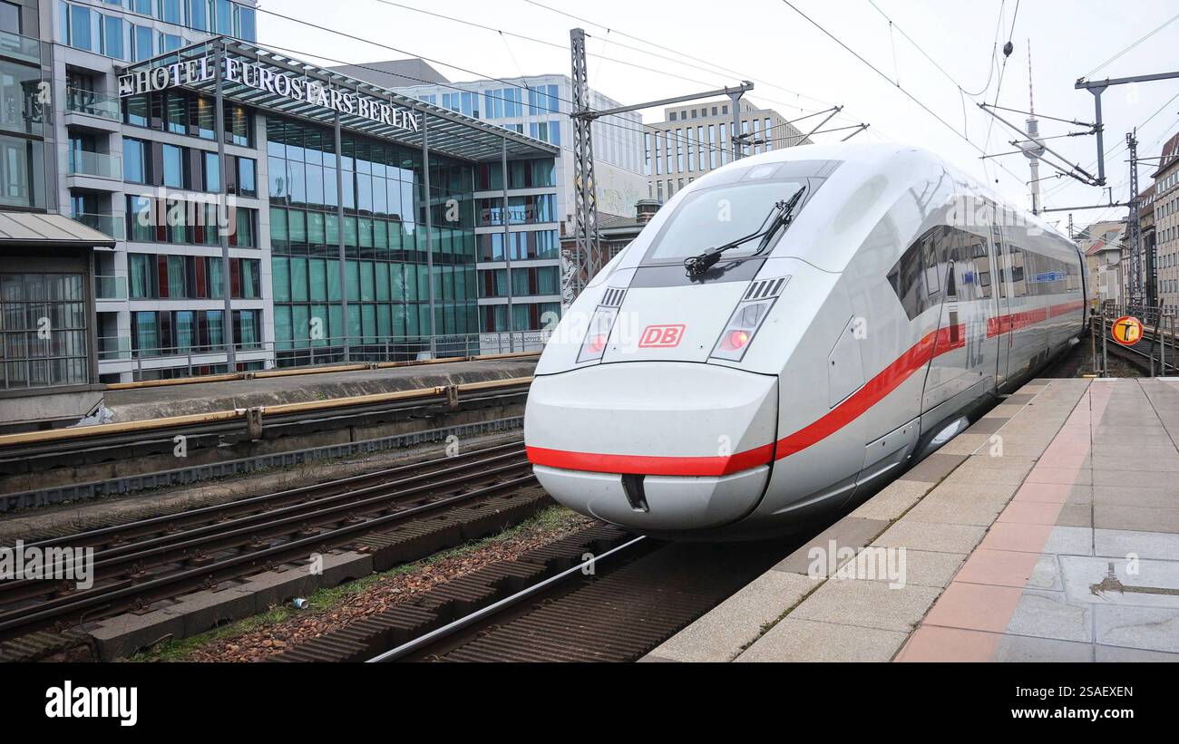 Eisenbahnverkehr am Bahnhof Berlin-Friedrichstraße. Intercity Express ...