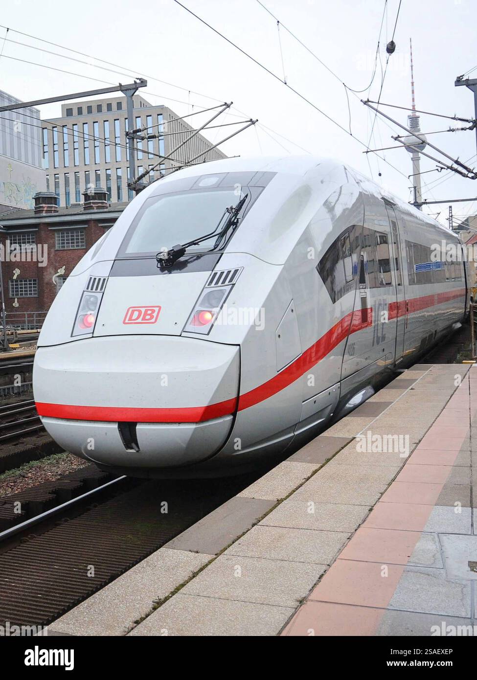 Eisenbahnverkehr am Bahnhof Berlin-Friedrichstraße. Intercity Express ...