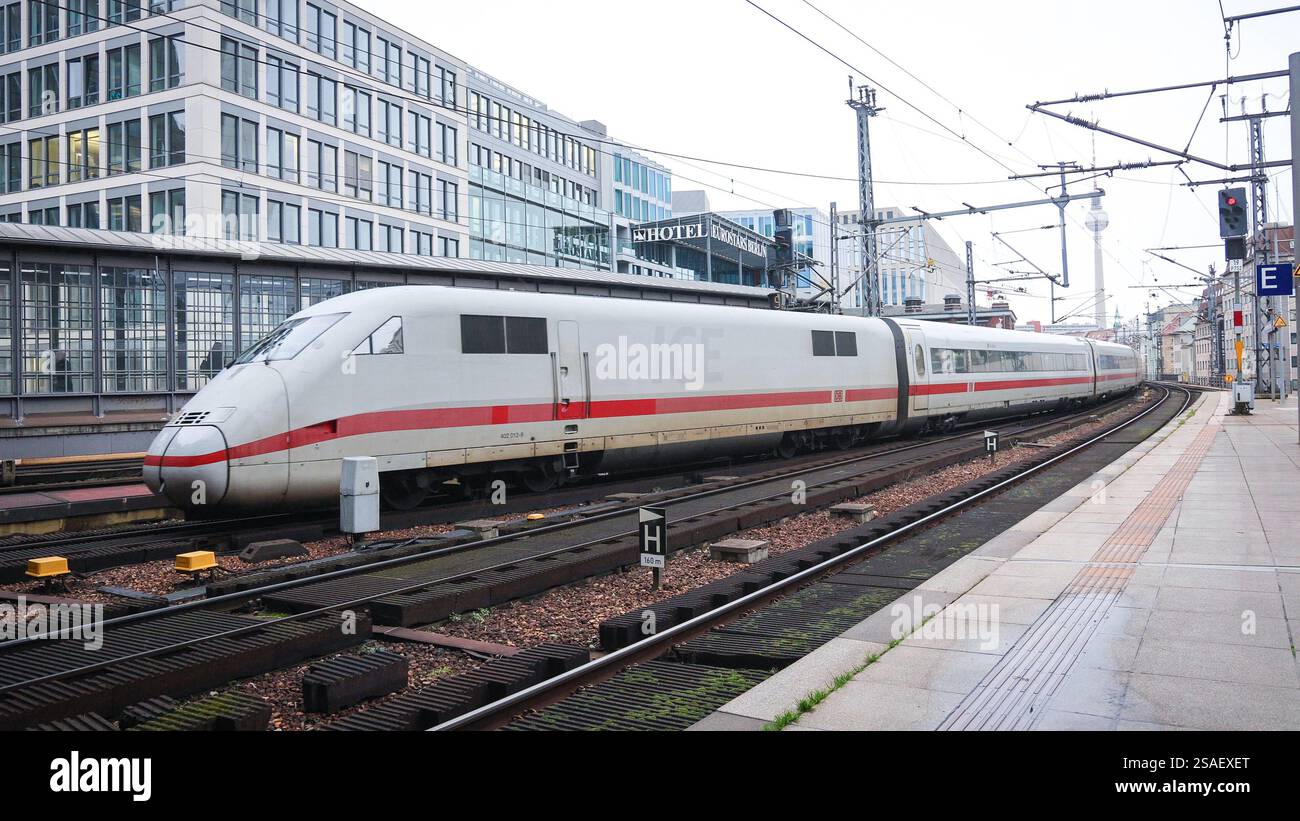 Eisenbahnverkehr am Bahnhof Berlin-Friedrichstraße. Intercity Express Zug der Deutschen Bahn ICE ...