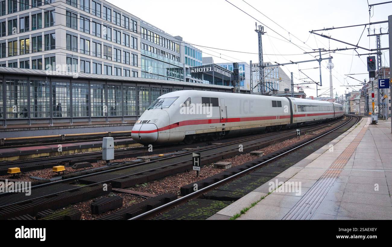 Eisenbahnverkehr am Bahnhof Berlin-Friedrichstraße. Intercity Express ...
