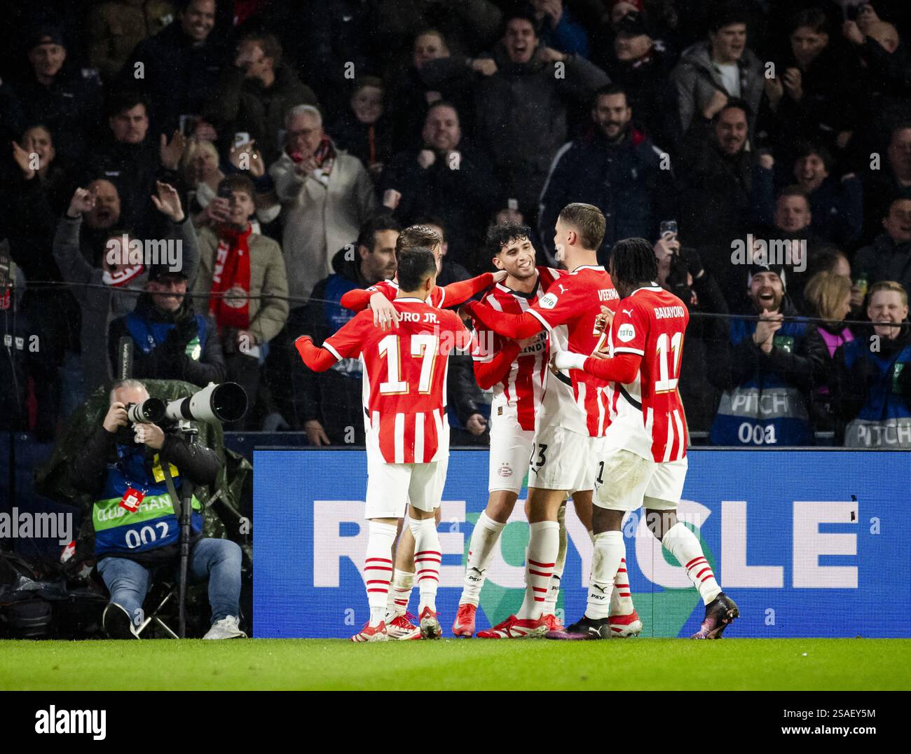 EINDHOVEN - Players of PSV celebrate 3-2 during the UEFA Champions ...