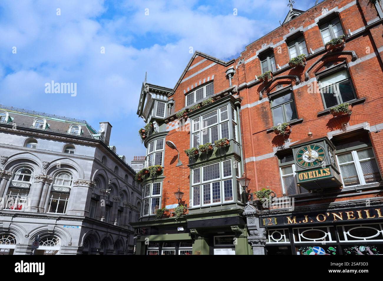 Pub building hi-res stock photography and images - Alamy