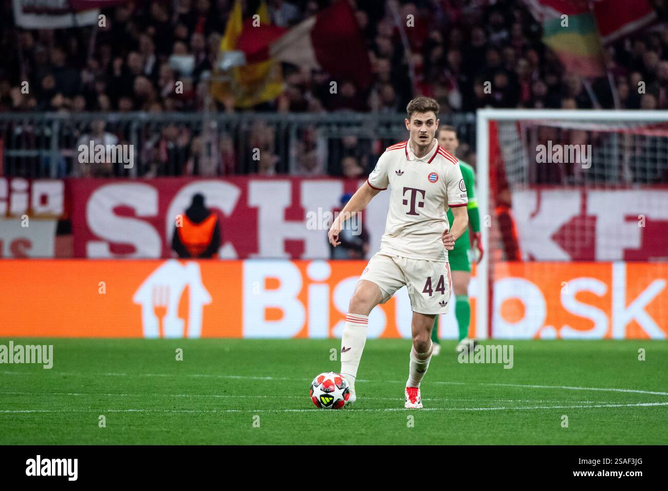 Josip Stanisic (FC Bayern Muenchen, #44) am Ball, GER, FC Bayern ...