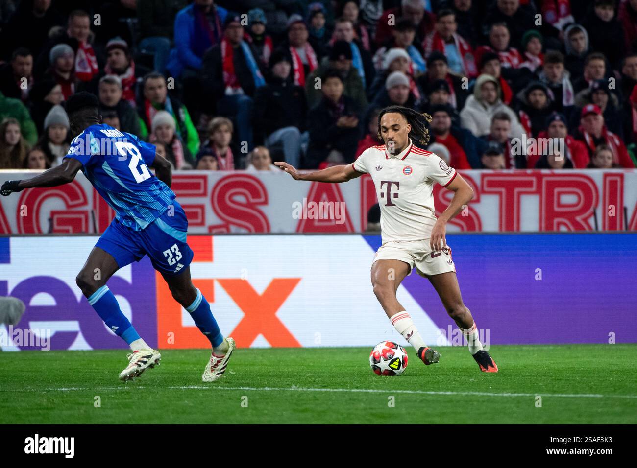 Sacha Boey (FC Bayern Muenchen, #23) im Zweikampf mit Sharani Zuberu ...