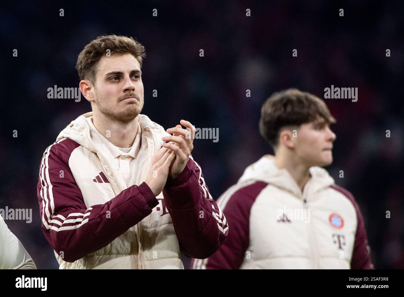 Josip Stanisic (FC Bayern Muenchen, #44) bedankt sich nach dem Spiel ...