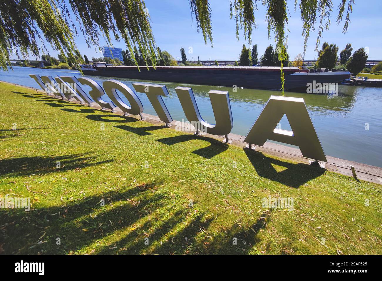 WOB Autostadt Kanal 01.tif, Autostadt lettering on the Mittelland Canal ...