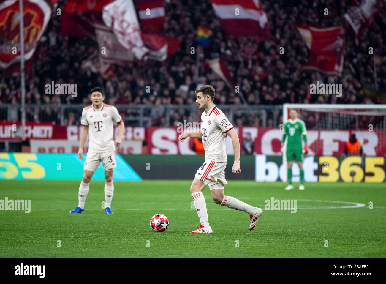 Josip Stanisic (FC Bayern Muenchen, #44) am Ball, dahinter Min-Jae Kim ...