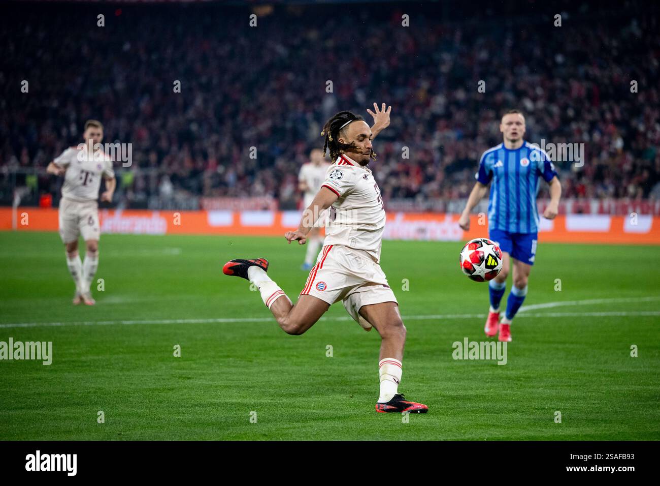 Sacha Boey (FC Bayern Muenchen, #23) am Ball, GER, FC Bayern Muenchen ...