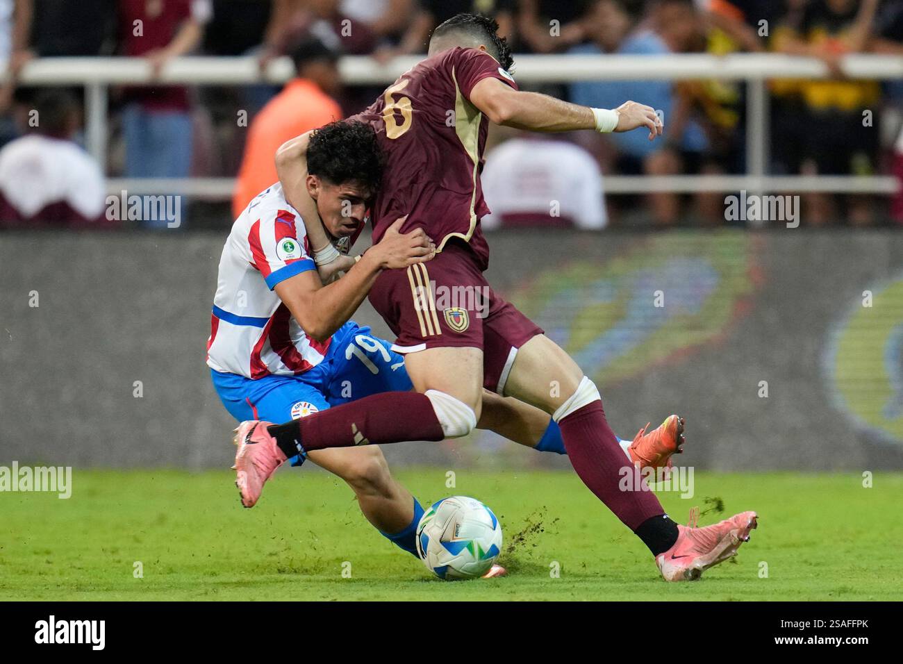 Paraguay's David Fernandez, left, and Venezuela's Bianneider Tamayo ...
