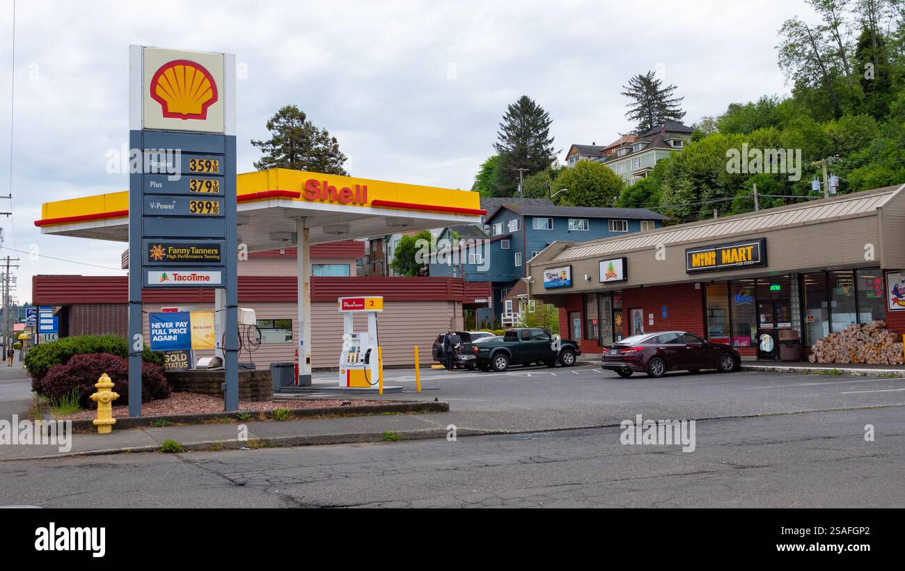 Astoria, Oregon, USA - May 21, 2019: Shell gas station. Gas station of ...