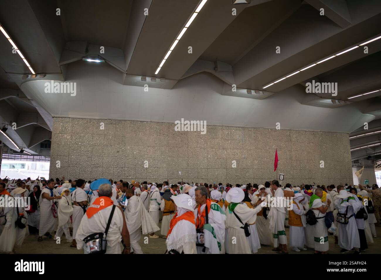 Mecca, Saudi Arabia - June 16, 2024: Pilgrims doing the Jamarat stoning ...