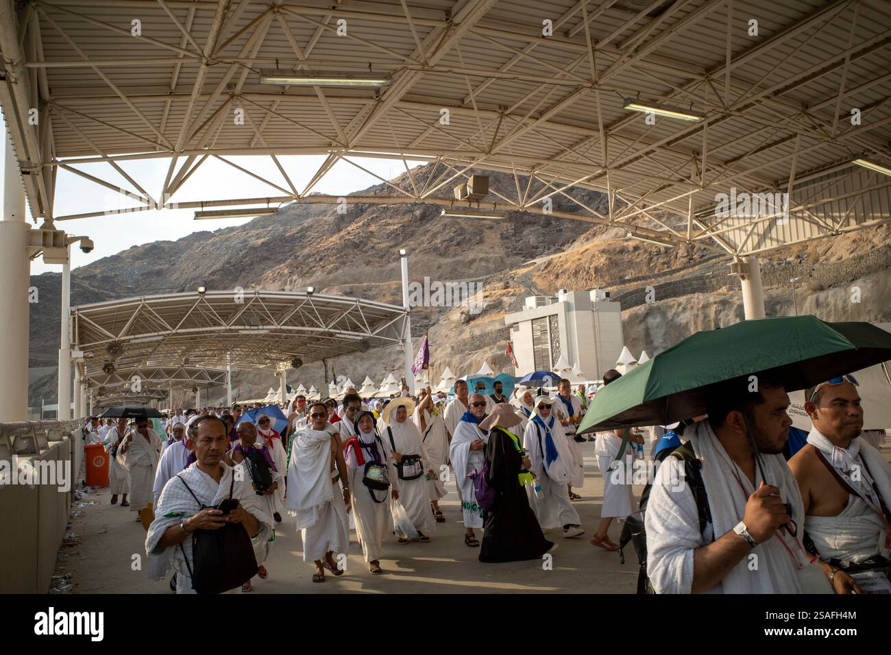 Mecca, Saudi Arabia - June 17, 2024: Pilgrims walking towards the Jamarat stoning ritual in Mina ...