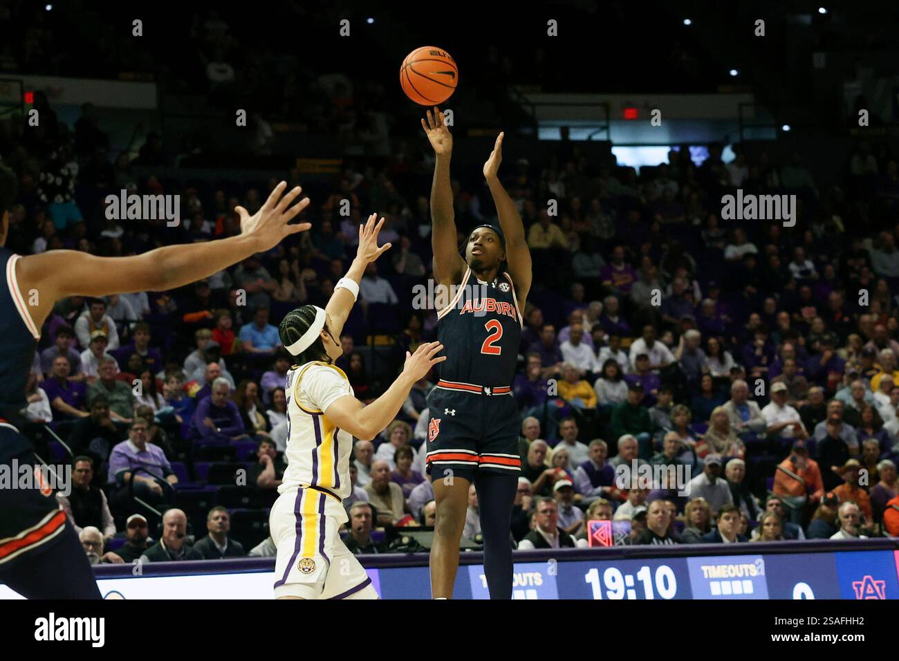 Auburn guard Denver Jones (2) shoots a three-pointer over LSU guard ...