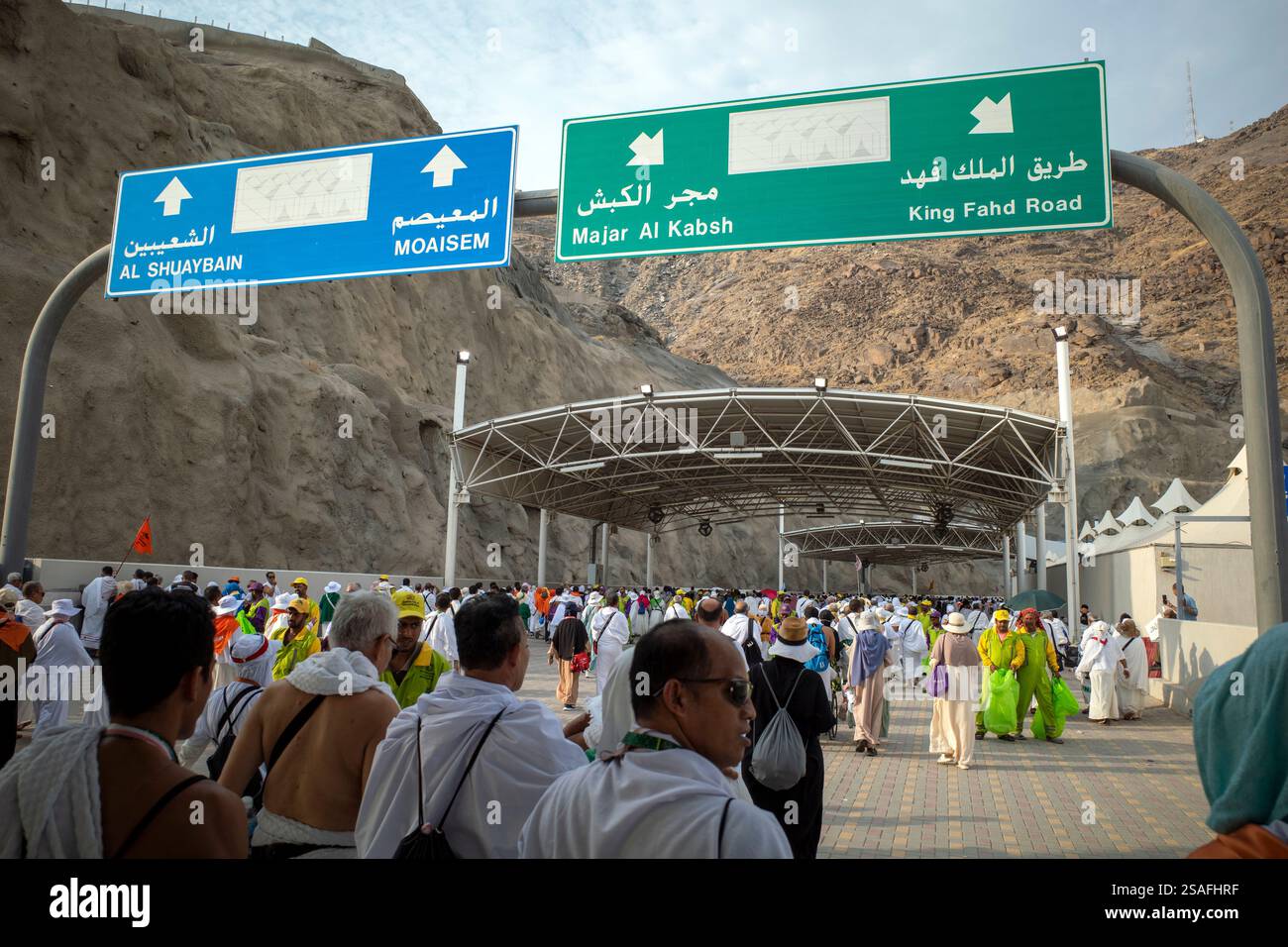 Mecca, Saudi Arabia - June 16, 2024: Pilgrims walking towards the Jamarat stoning ritual in Mina ...