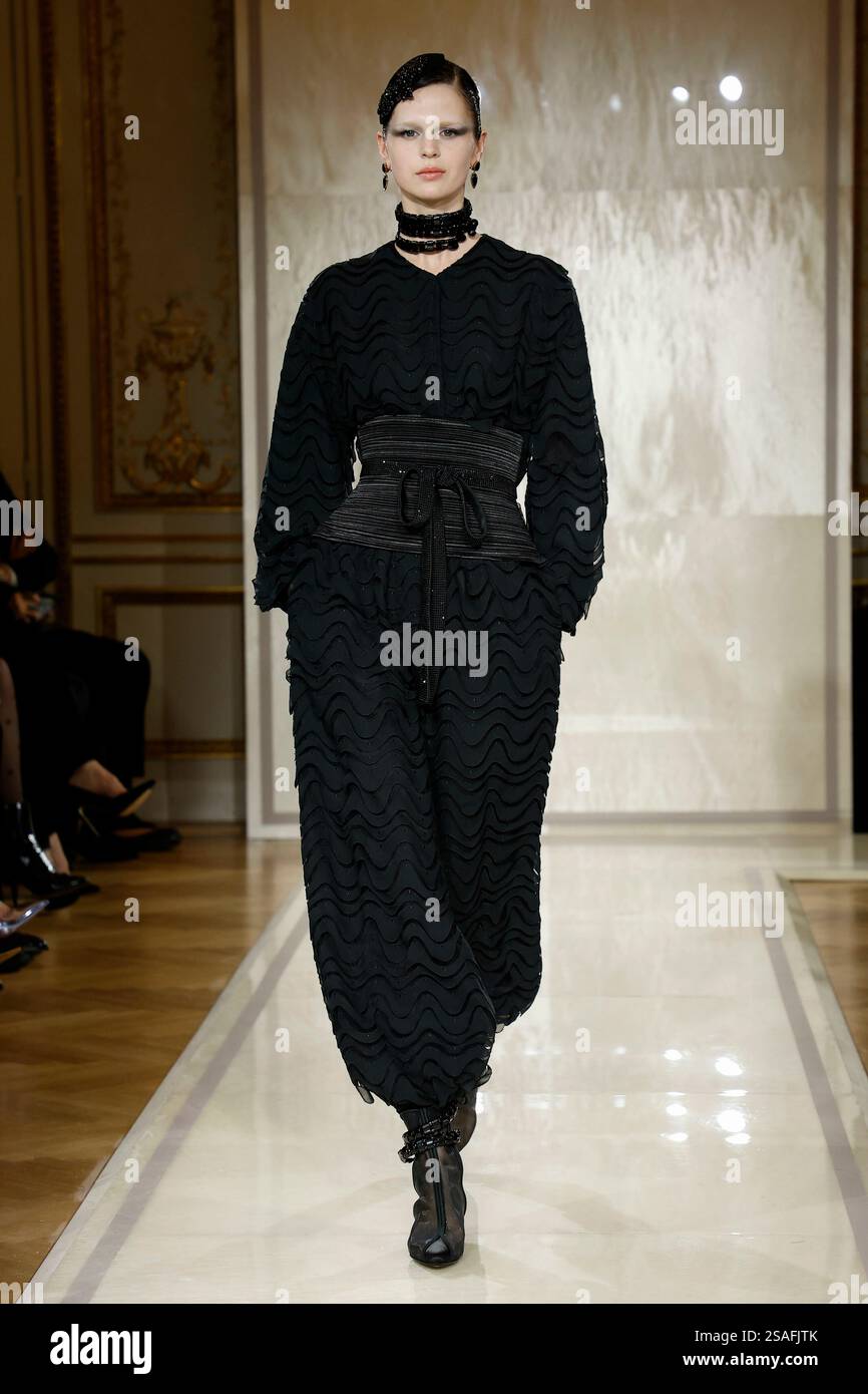Paris, Frankreich. 28th Jan, 2025. GIORGIO ARMANI PRIVE Haute Couture ...