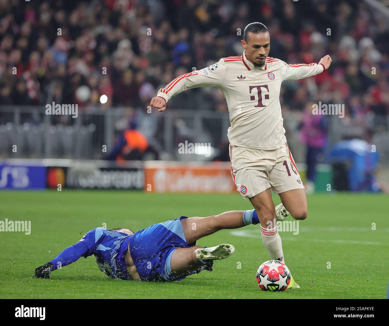 (250130) -- MUNICH, Jan. 30, 2025 (Xinhua) -- David Strelec (L) of ...