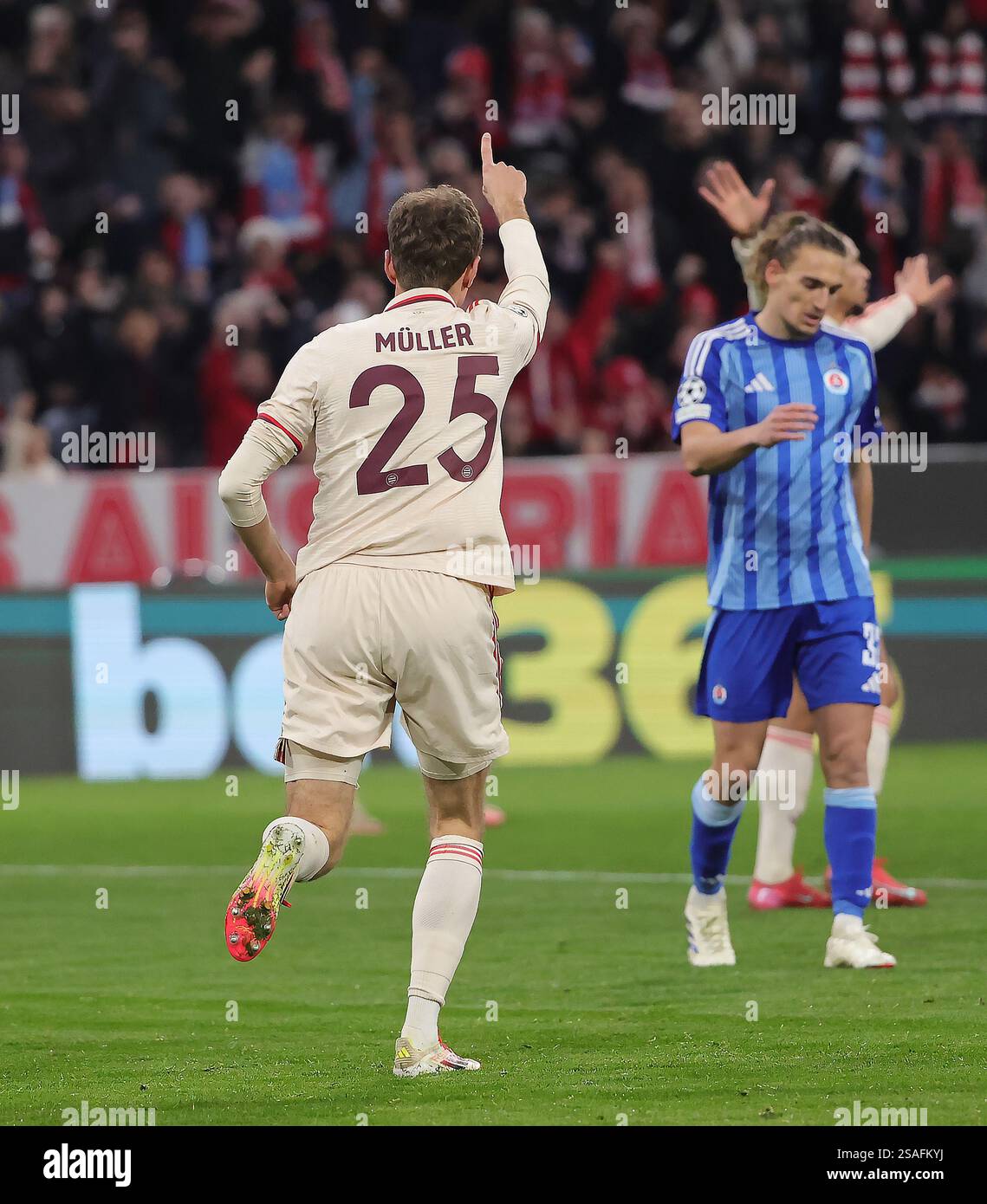 Munich, Germany. 29th Jan, 2025. Thomas Mueller (L) of Bayern Munich ...