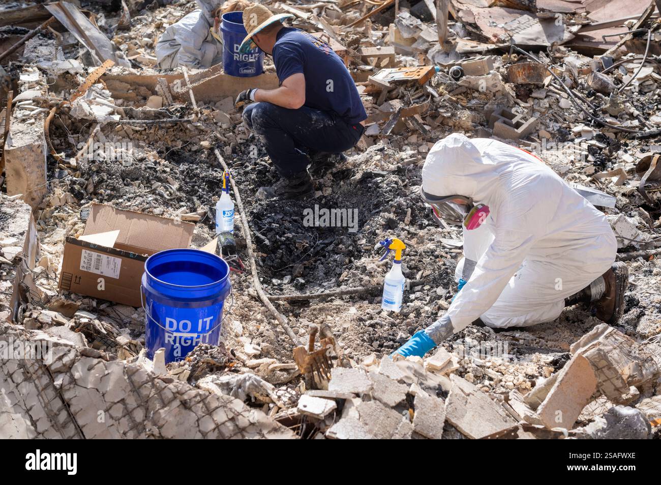 Altadena fire people hi-res stock photography and images - Alamy