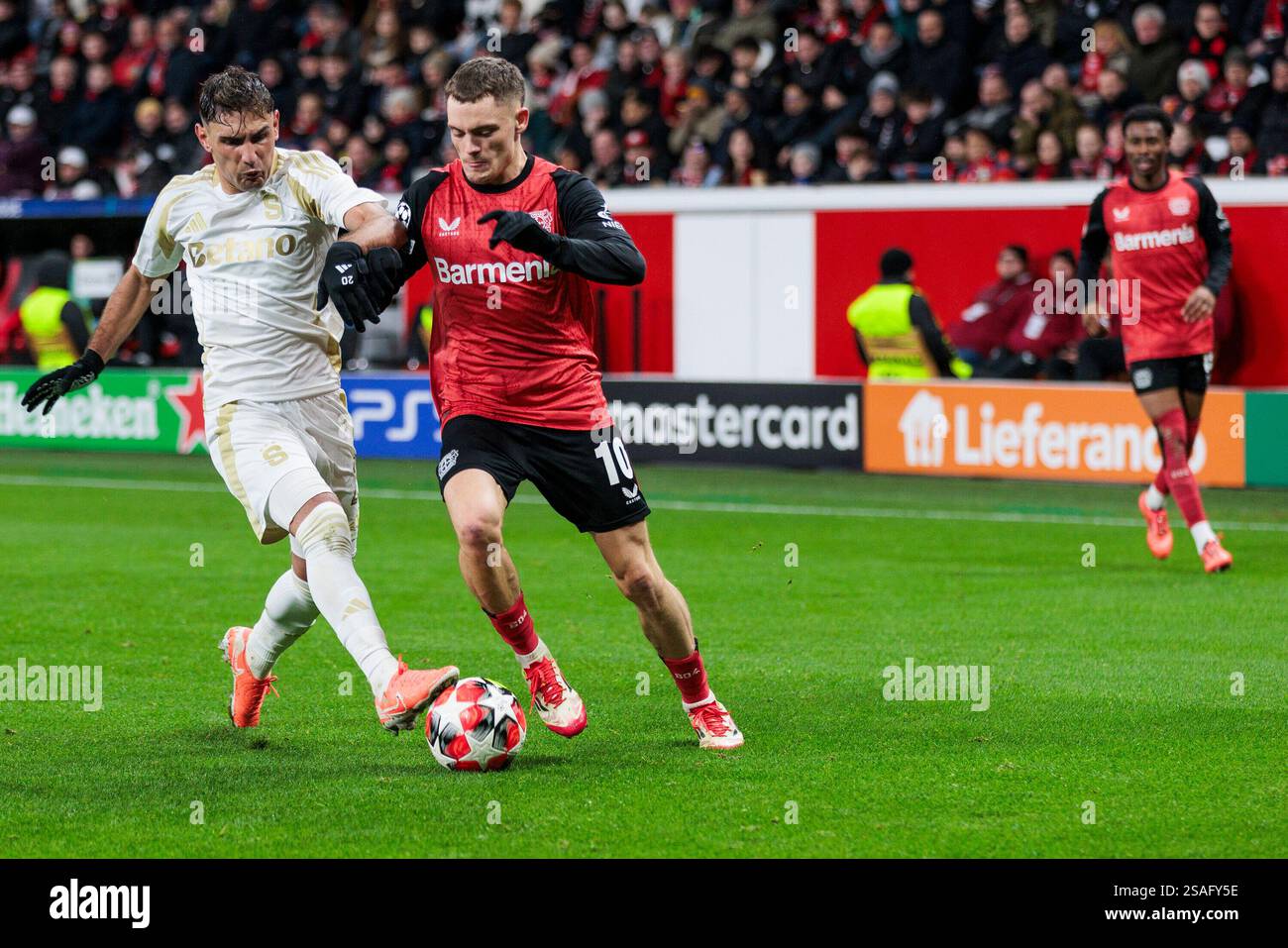 Leverkusen, Deutschland. 29th Jan, 2025. Florian Wirtz (Bayer 04 Leverkusen, #10) im Zweikampf ...
