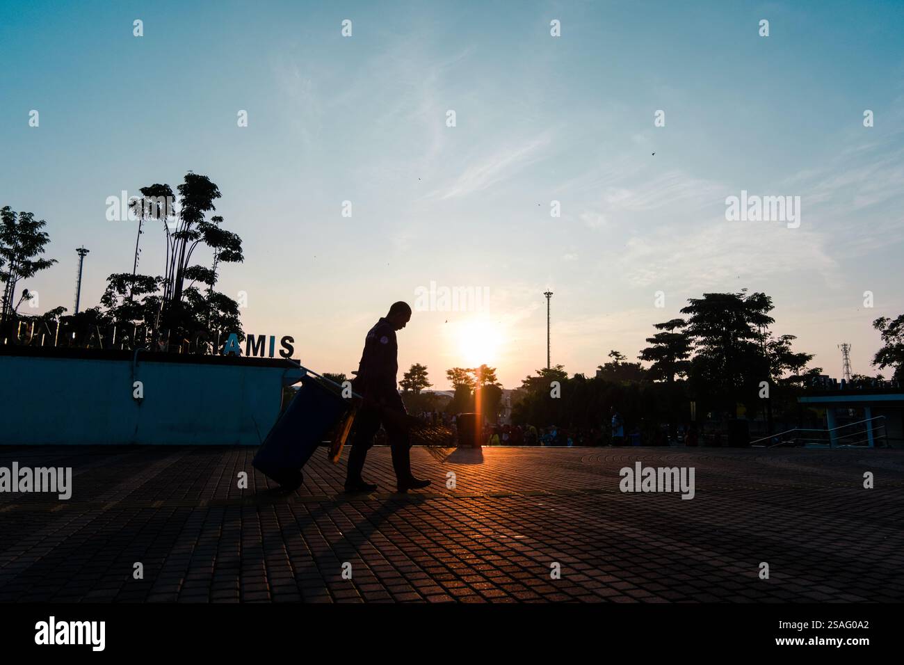 Garbage collector bow hi-res stock photography and images - Alamy