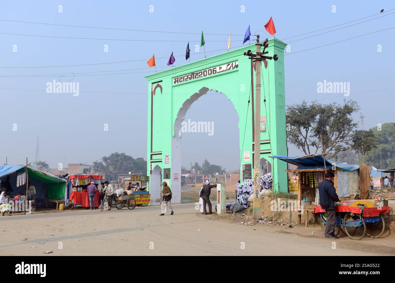 The Gate to the tomb of Sufi saint Zinda Shah in Makanpur, Uttar ...