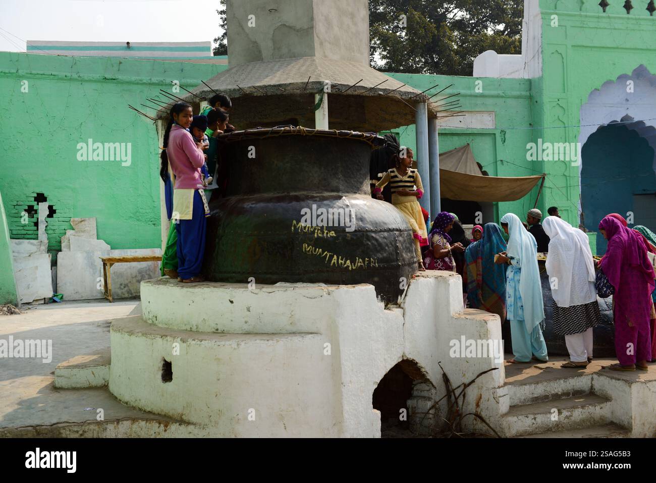Tomb of sufi saint zinda shah hi-res stock photography and images - Alamy