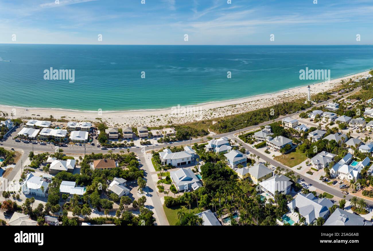 American waterfront houses in rural US suburbs. View from above of ...