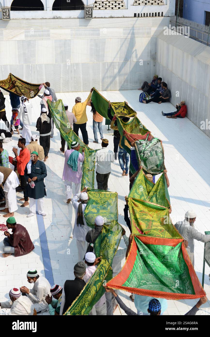 A ceremony and prayers around the tomb of Sufi saint Zinda Shah in ...