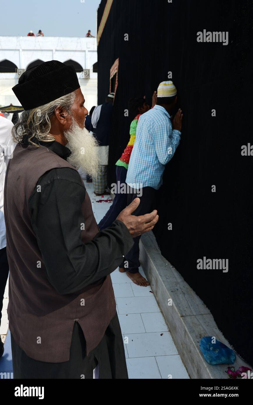 A ceremony and prayers around the tomb of Sufi saint Zinda Shah in ...