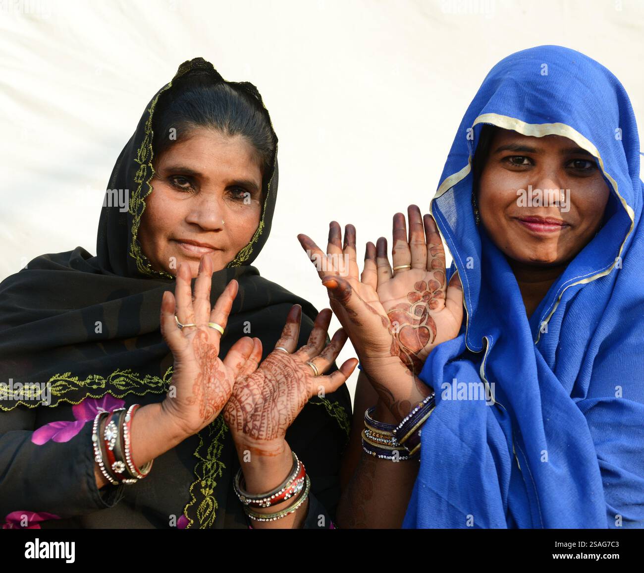 Indian Sufi women showing their henna hand decorations. Photo taken ...