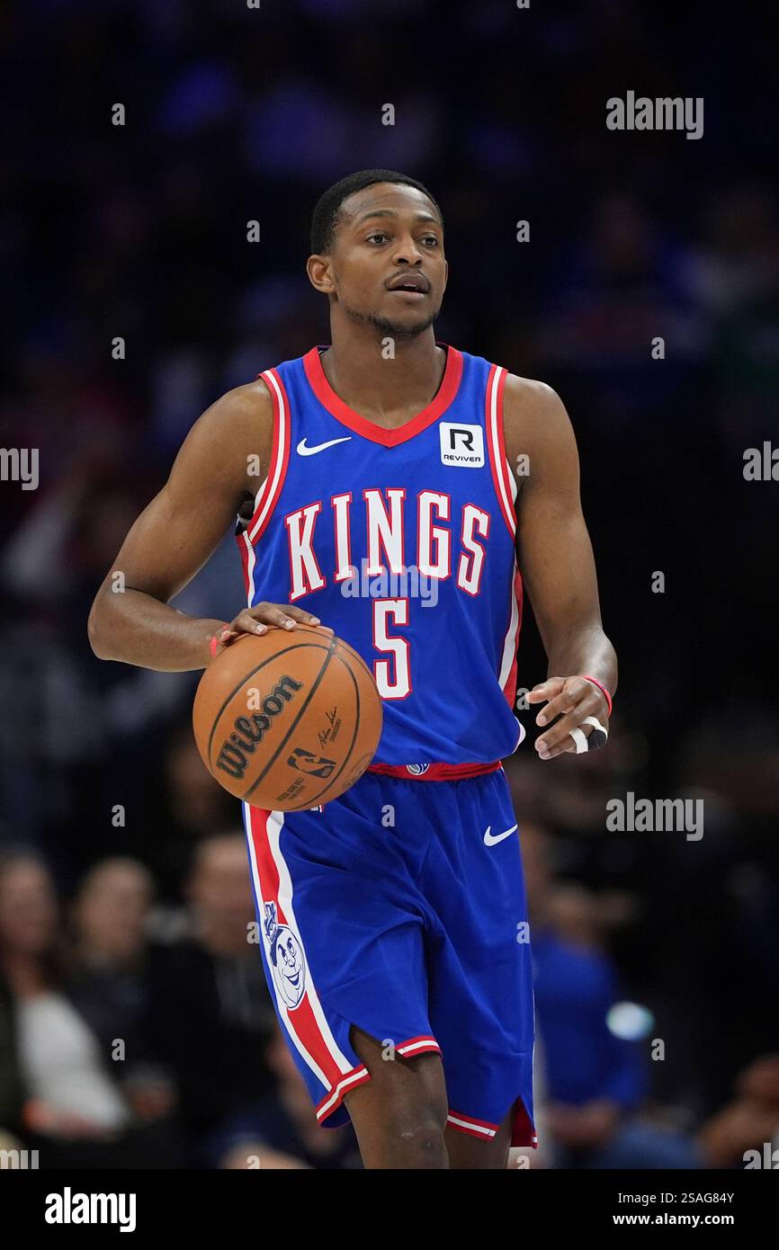 Sacramento Kings' De'Aaron Fox plays during an NBA basketball game ...