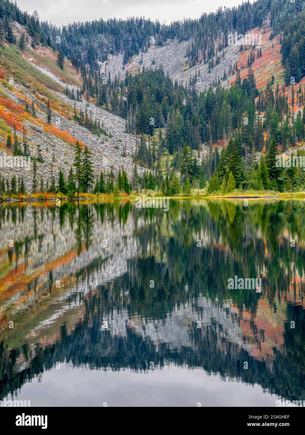 USA, Washington State. Central Cascades, Talapus Lake and autumn color ...