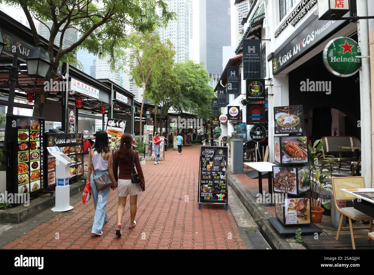 Boat Quay in the Clarke Quay area of Singapore Stock Photo - Alamy