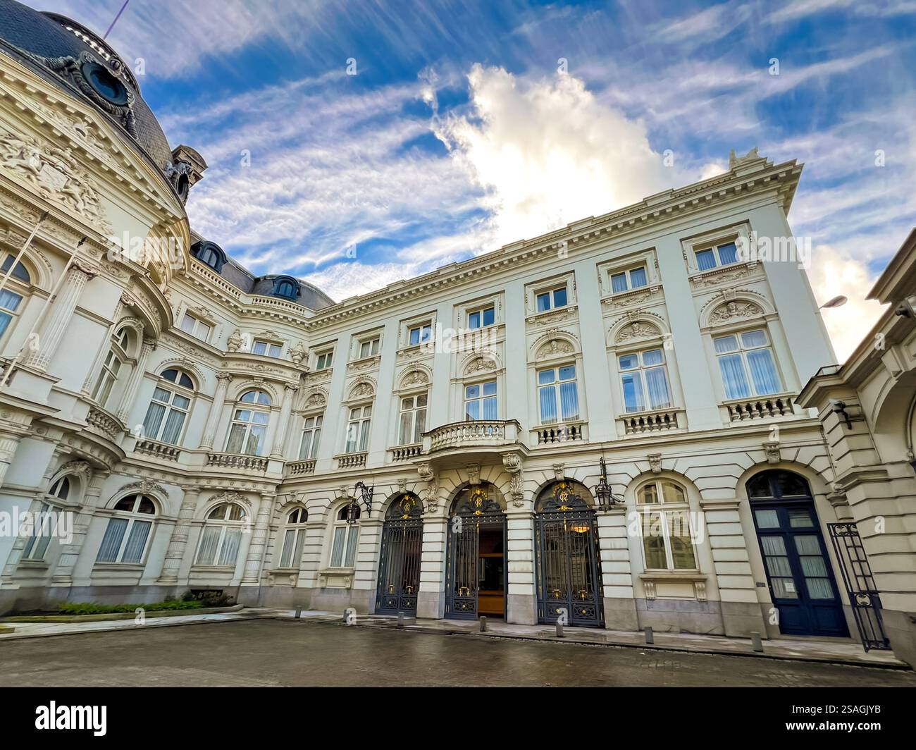 Imposing white government building with columns and a grand entrance ...