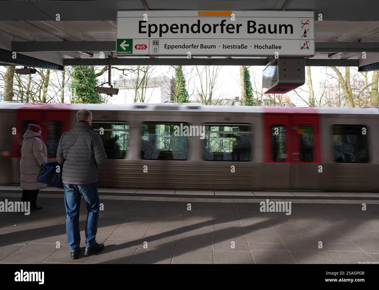 28 January 2025, Hamburg: A subway train on line U3 arrives at Eppendorfer Baum subway station ...