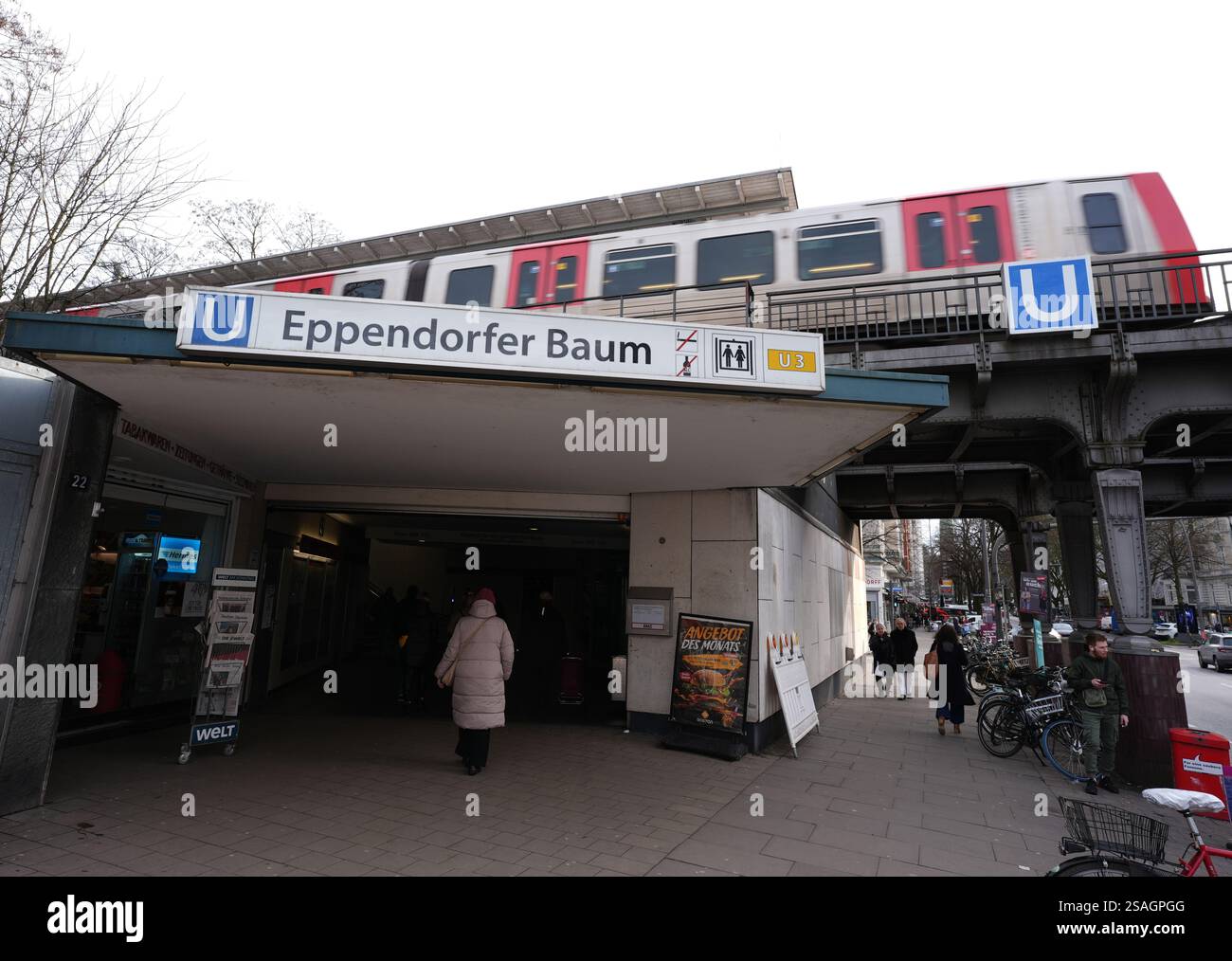 28 January 2025, Hamburg: A subway train on line U3 leaves Eppendorfer Baum subway station ...