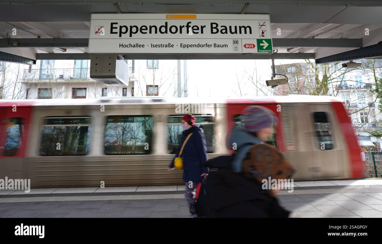 28 January 2025, Hamburg: A subway train on line U3 leaves Eppendorfer Baum subway station ...
