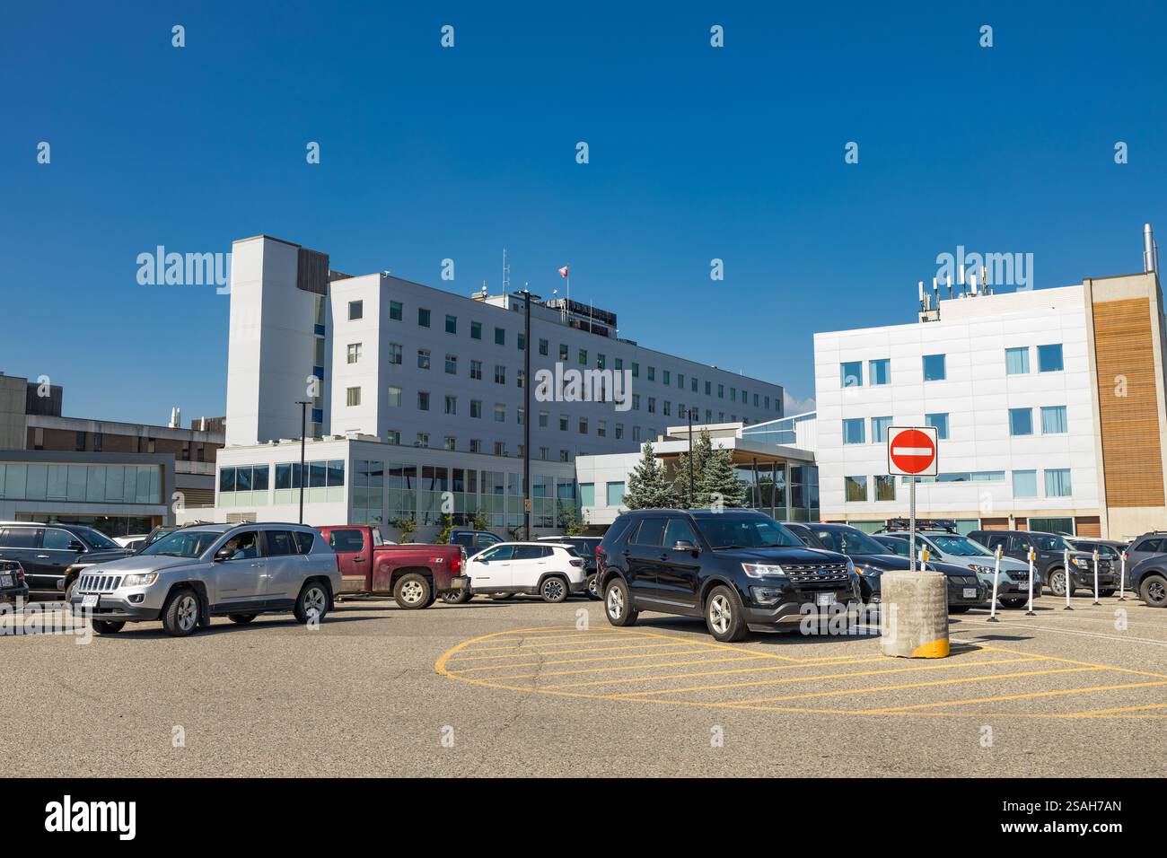 Modern multi story hospital building features hi-res stock photography ...