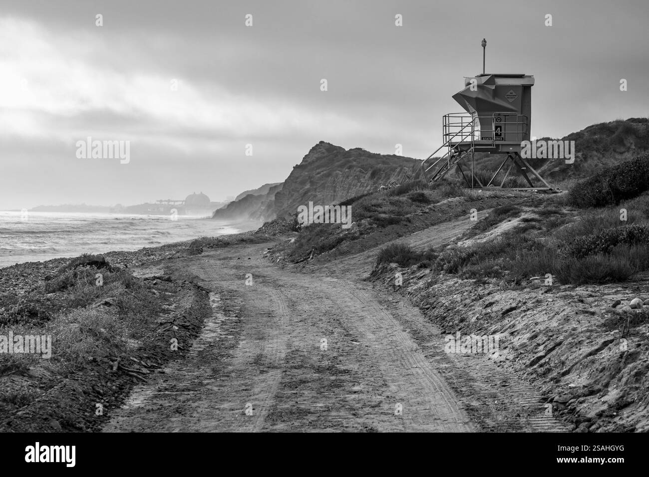 Lifeguard tower overlooks beach ocean hi-res stock photography and ...