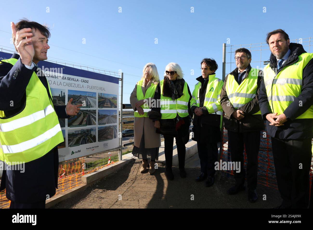 The Minister of Transport and Sustainable Mobility, Óscar Puente (r), next to the President of ...