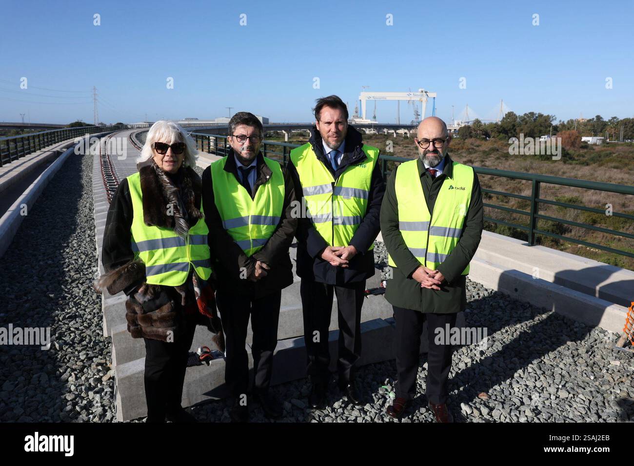 The Minister of Transport and Sustainable Mobility, Óscar Puente (2r ...